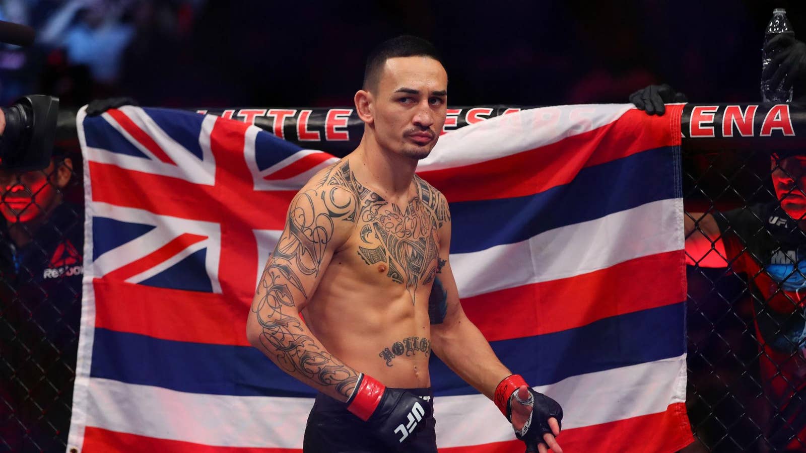 Max Holloway shows off leg injury days after UFC 300 - MMA Weekly
