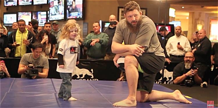 Roy Nelson's Adorable UFC Fight Night 82 Workout with His Young Son ...