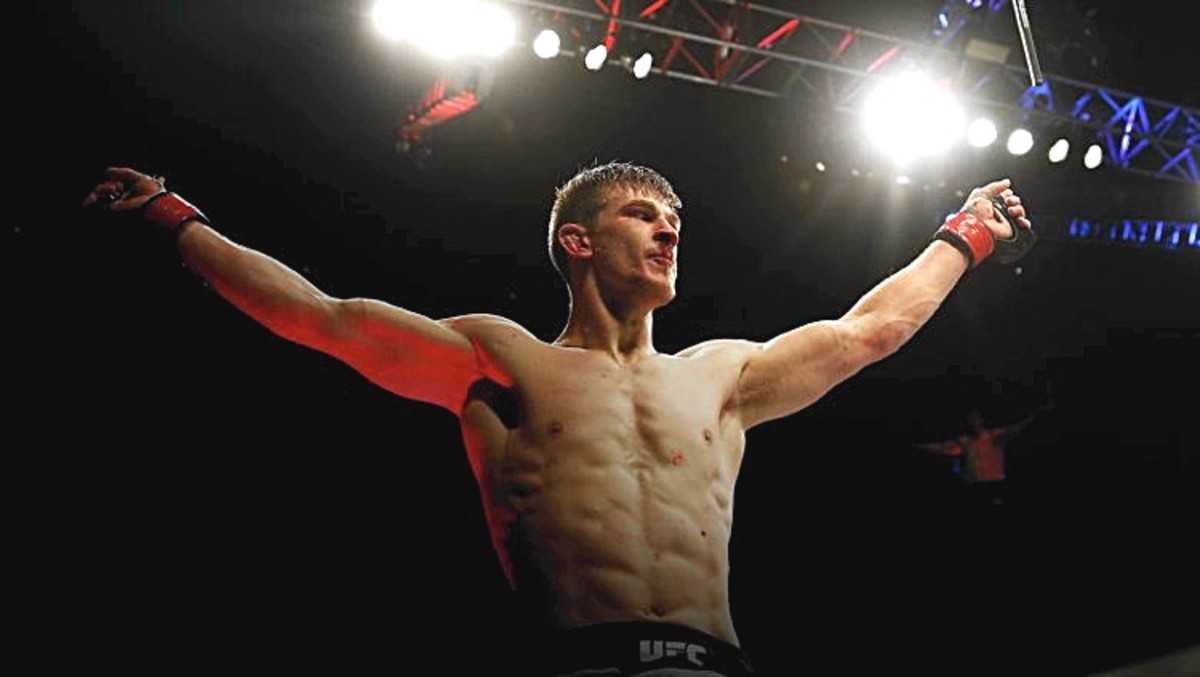 Watch Arnold Allen stop Dan Hooker with onslaught of strikes | Full ...