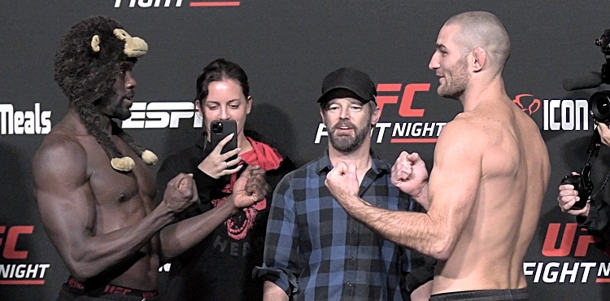 UFC Vegas 66: Cannonier vs. Strickland Face-Offs Video - MMAWeekly.com ... UFC Vegas 66: Cannonier vs. Strickland Face-Offs Video - MMAWeekly.com ...