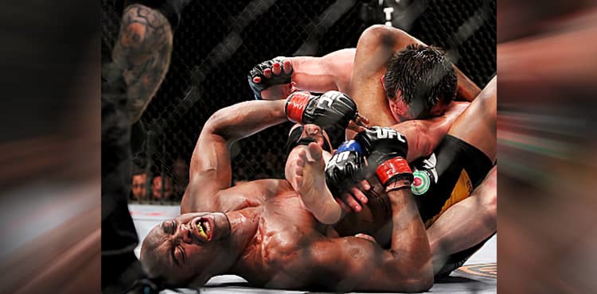 Flashback fight: Anderson Silva submits Chael Sonnen, snatching victory ...