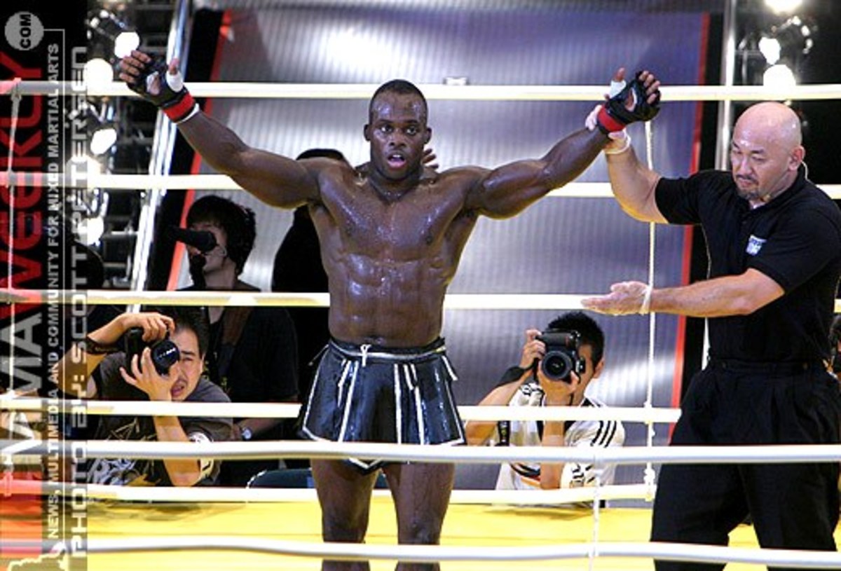 Melvin Manhoef Kickboxing as Bellator Takes Italy; Guns for MMA Title ...