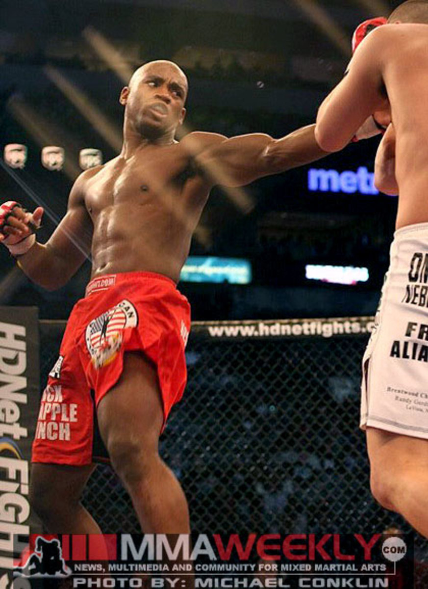 Edwards Submits McKenzie To Cap UFC Fight for the Troops 2 Prelims on ...