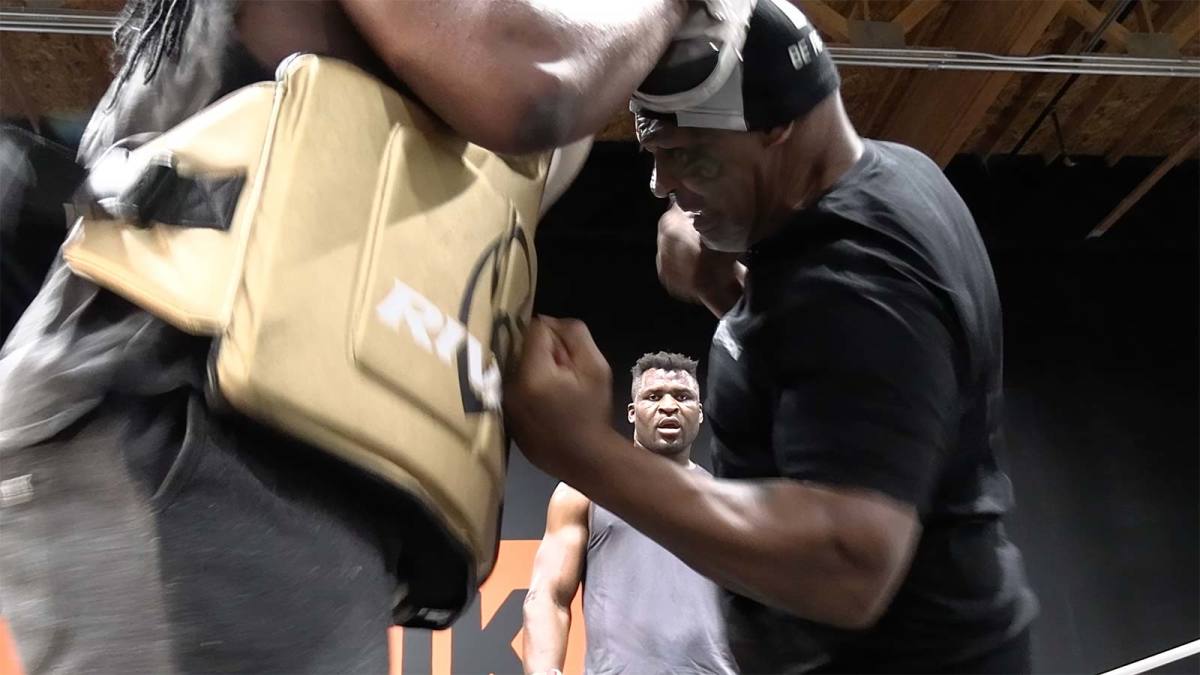 Mike Tyson teaches Francis Ngannou his infamous body shot - MMAWeekly ...