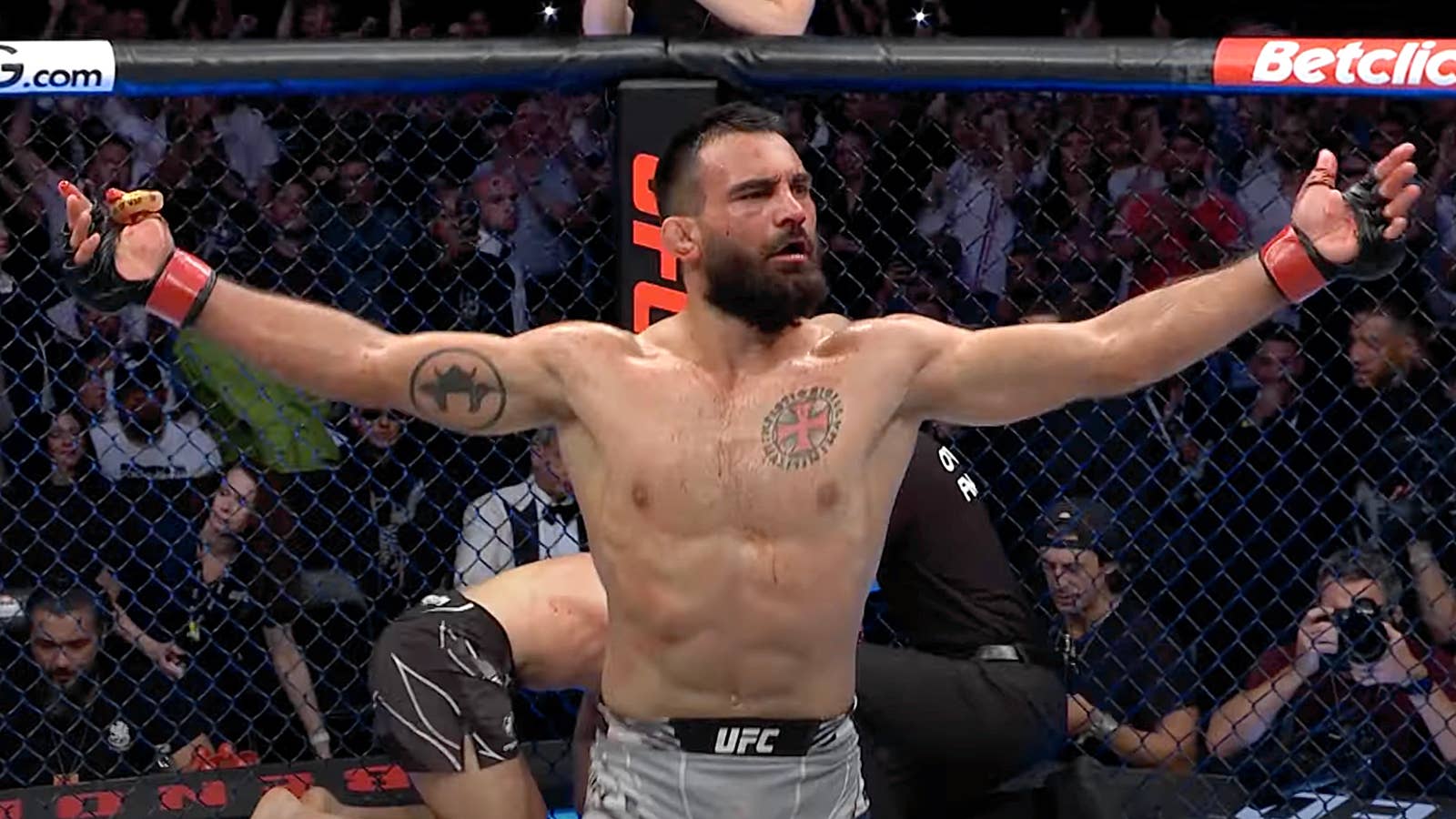 Benoit Saint Denis batters Dan Hooker in UFC 325 co-main event - MMA Weekly