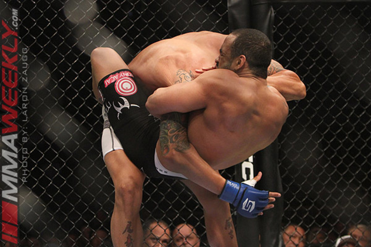 Strikeforce Barnett vs. Cormier Play-by-Play: Feijao Cavalcante vs ...