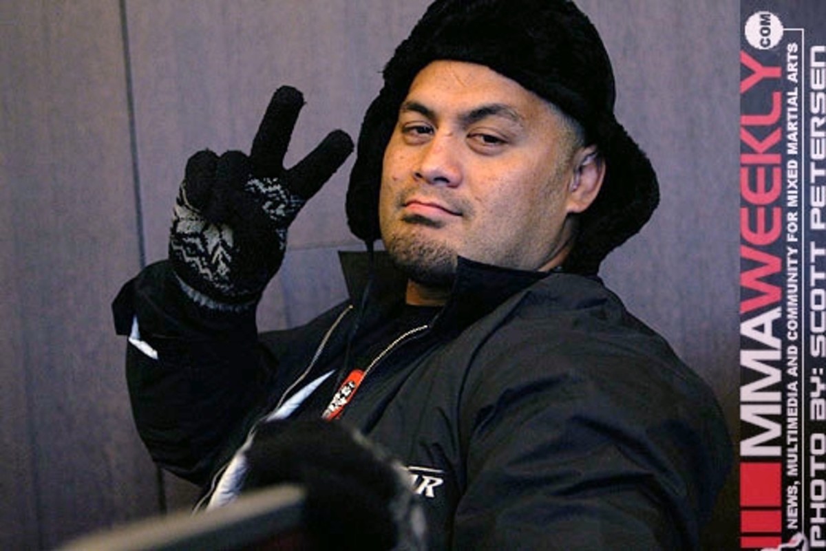 Video: Mark Hunt Says He Broke Hand in UFC Fight Night 33 Fight with ...