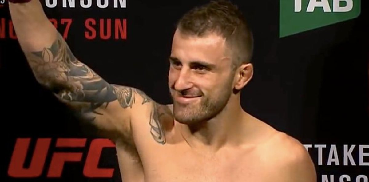 Alexander Volkanovski Stops Chad Mendes at UFC 232 - MMAWeekly.com ... Alexander Volkanovski Stops Chad Mendes at UFC 232 - MMAWeekly.com ...